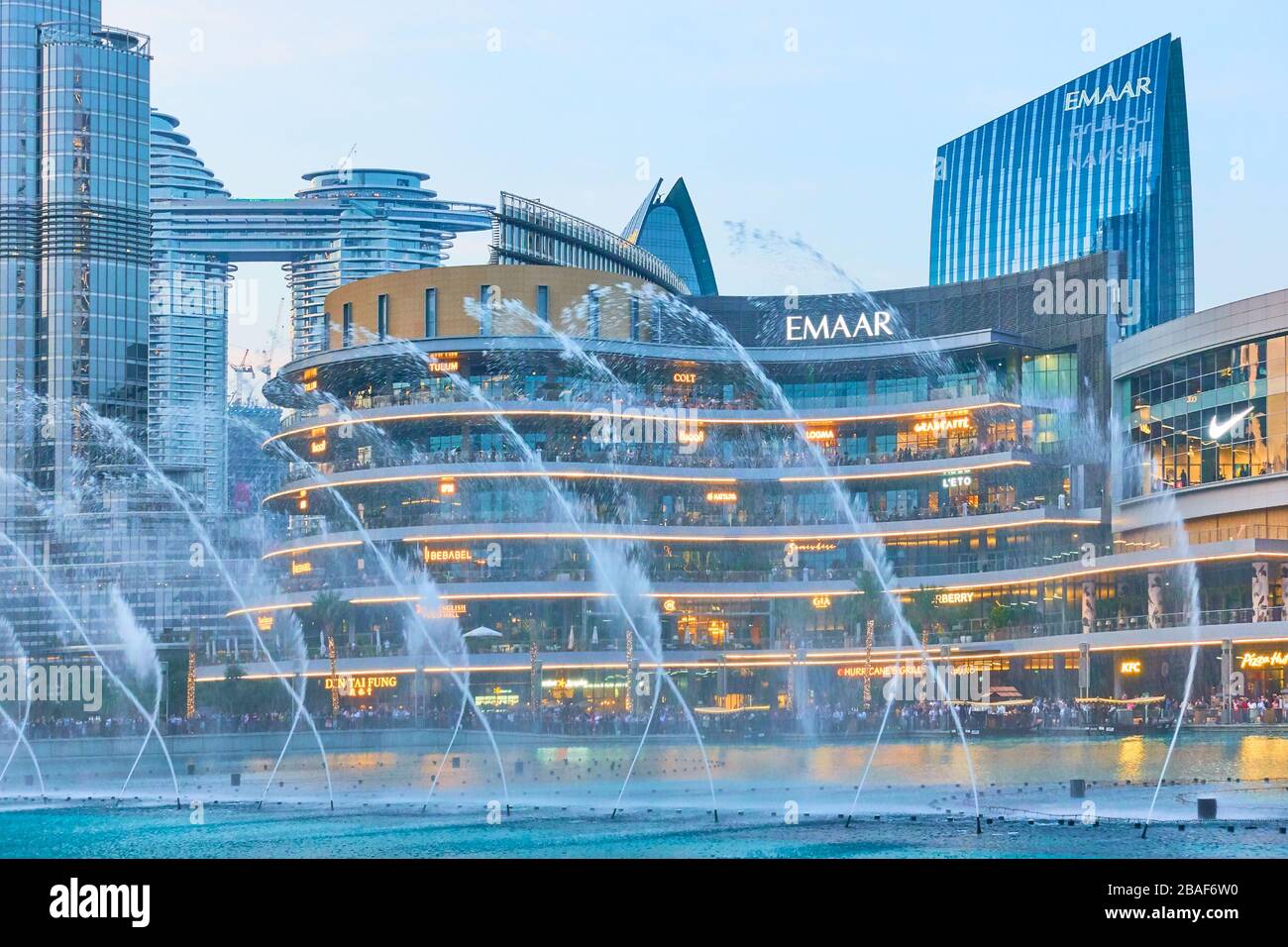 Outdoor mall fountain hi-res stock photography and images - Alamy