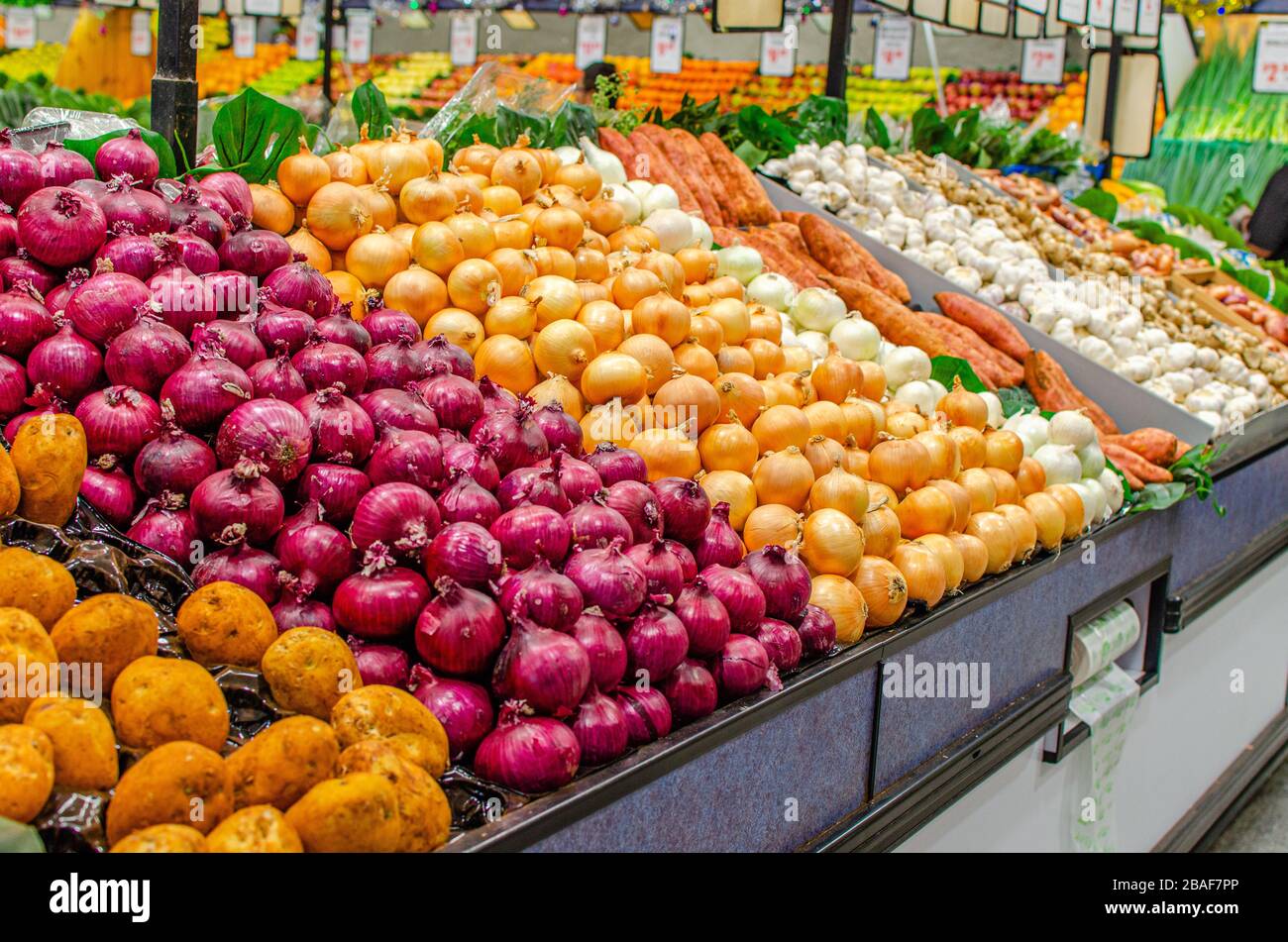 Onions on shelf Stock Photo - Alamy