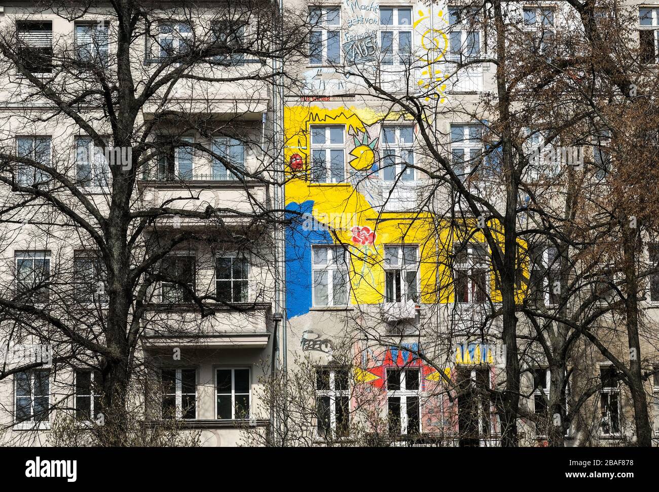 Berlin, Germany. 27th Mar, 2020. A part of a house facade in Grünberger ...