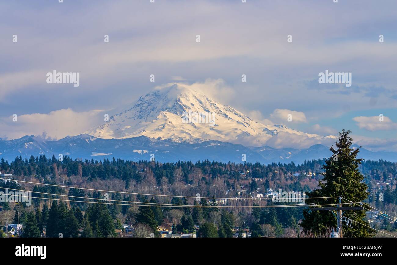A view of Mount Rainier from Des Moines, Washington Stock Photo - Alamy