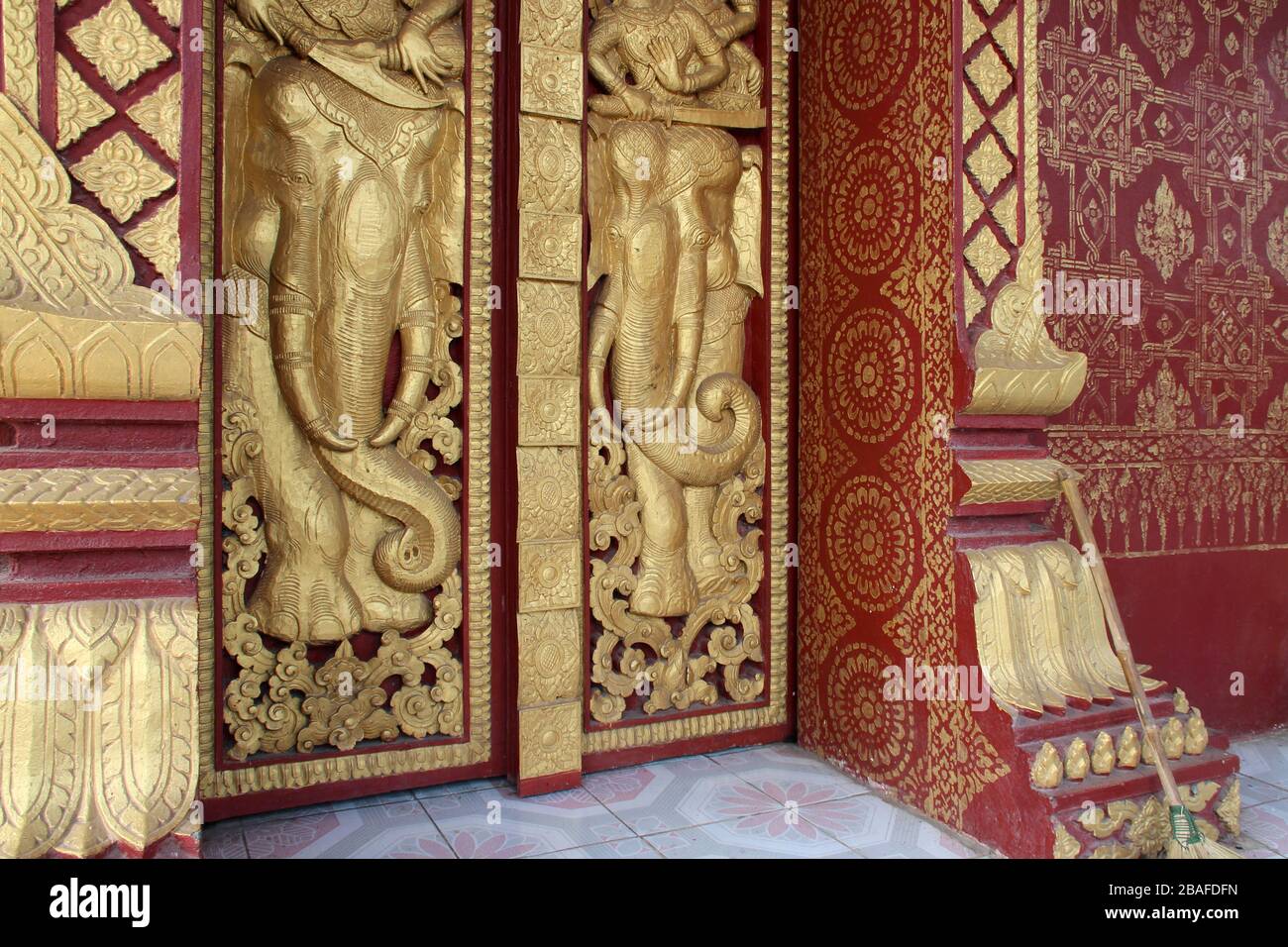 buddhist temple (wat manorom) in luang prabang (laos Stock Photo - Alamy