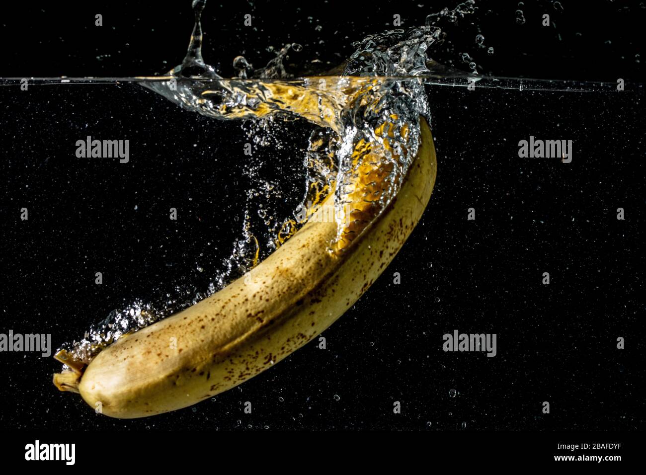 Object falling water making hi-res stock photography and images - Alamy