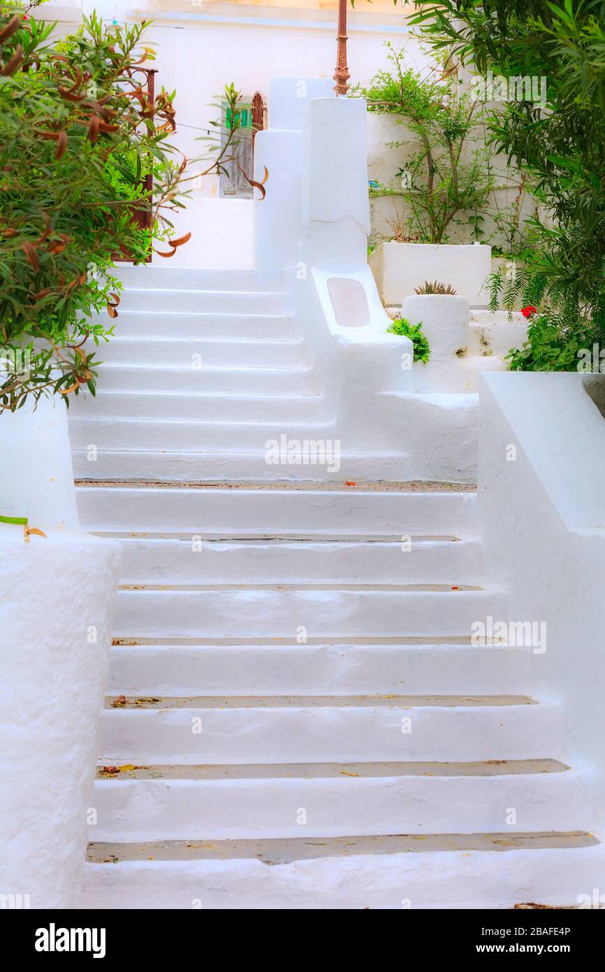 White steps leading to house, traditional greek architecture, Santorini ...