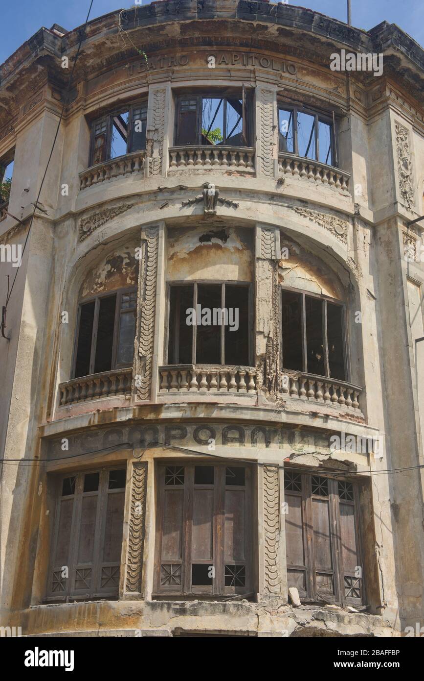 Cuban crumbling architecture hi-res stock photography and images - Alamy