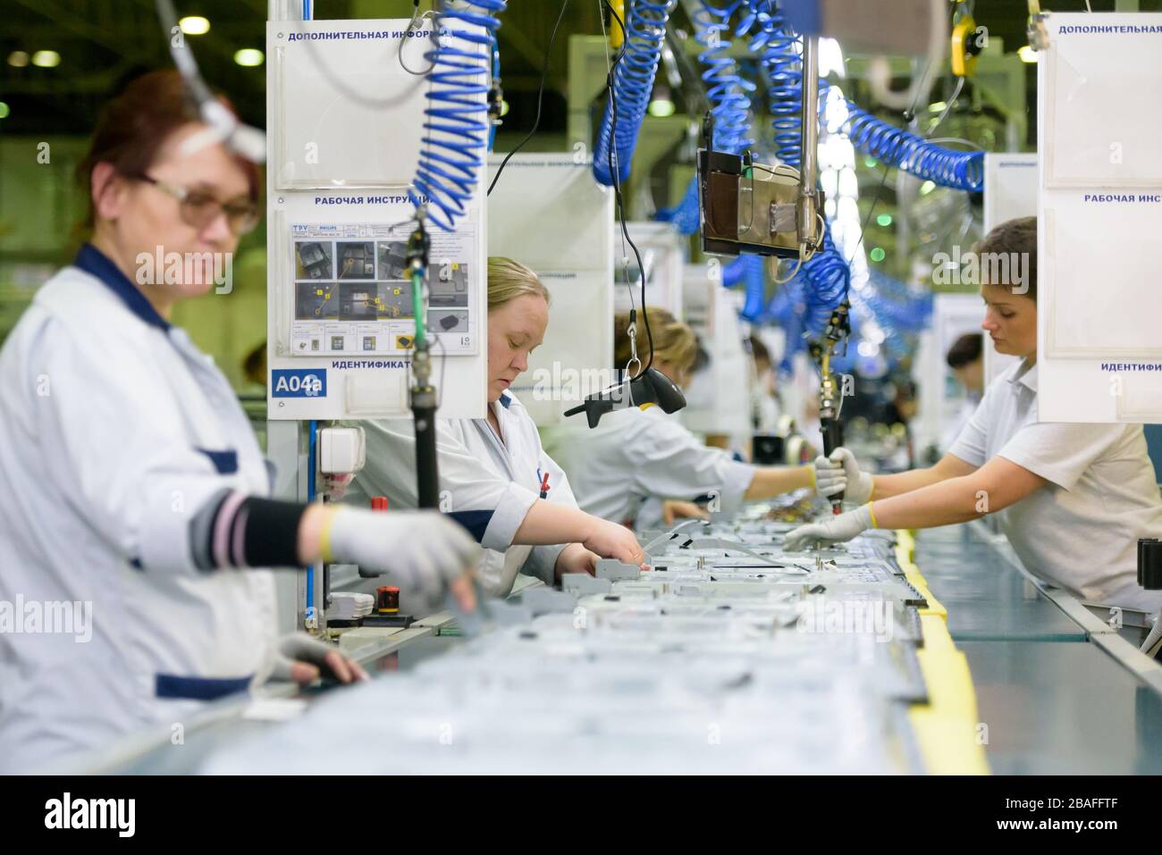 Assembly line workers hi-res stock photography and images - Alamy