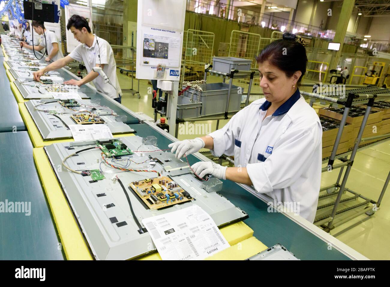 Assembly line workers hi-res stock photography and images - Alamy