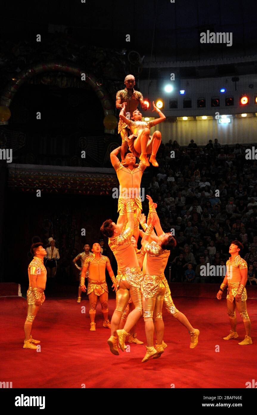 Contortionist girls hi-res stock photography and images - Alamy
