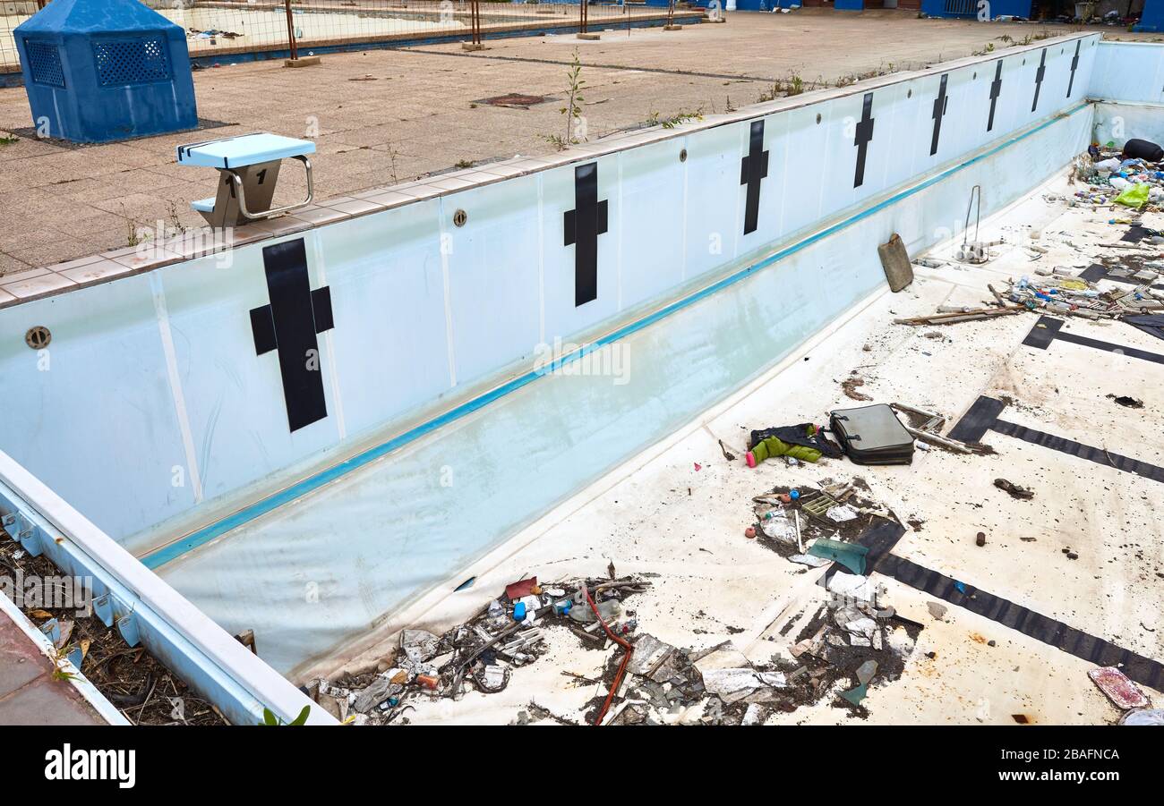 Picture of a derelict outdoor swimming pool Stock Photo - Alamy