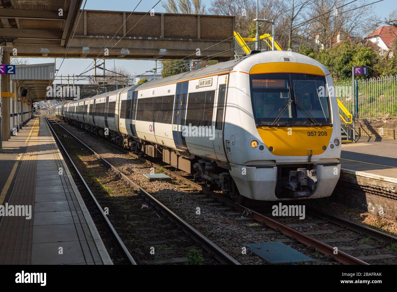 Westcliff-on-Sea, UK. 27th Mar, 2020. Despite a regular train service ...