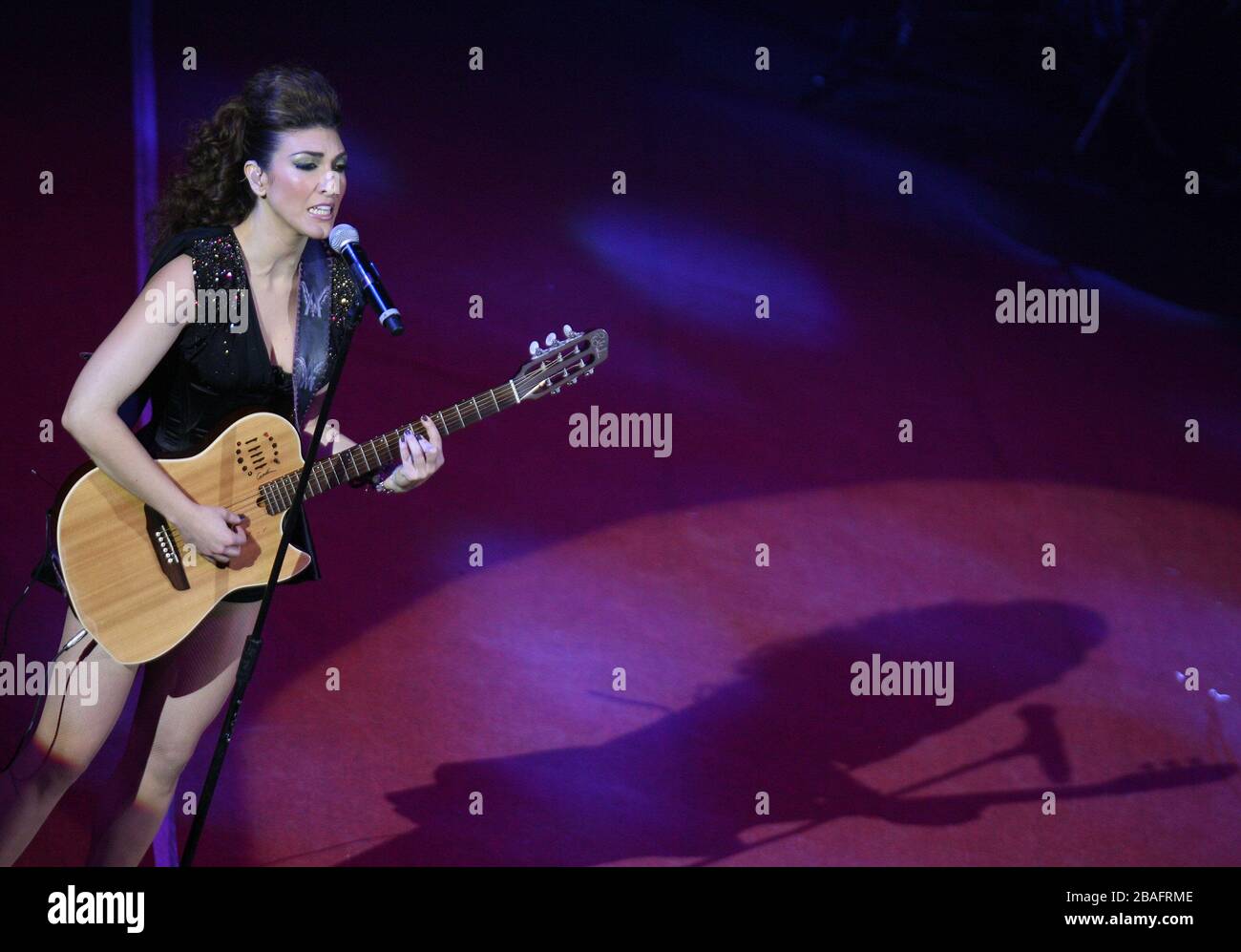 Ana Victoria durante su concierto en el palenque de la Feria de Leon ...