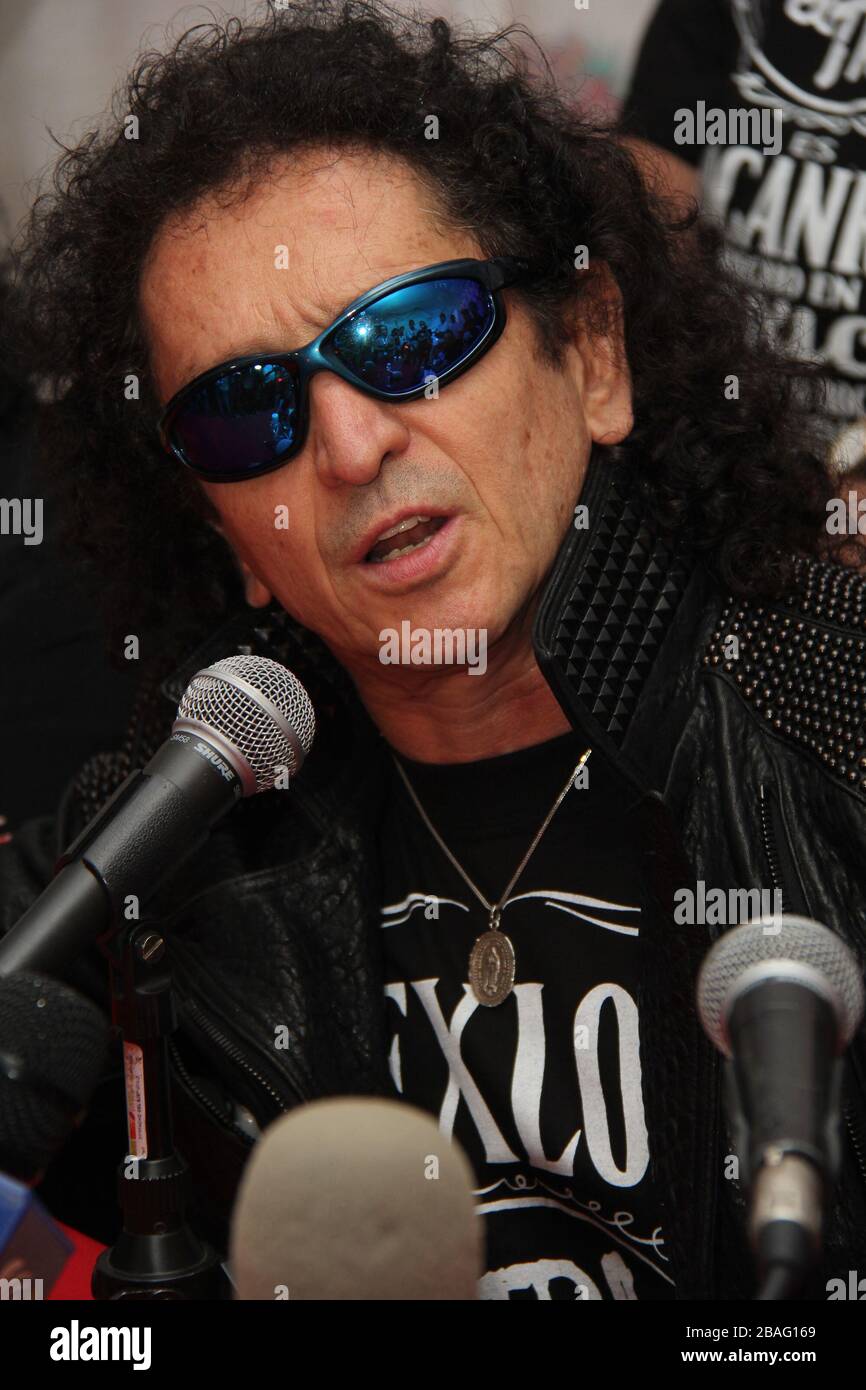 Alex Lora del grupo mexicano de rock el TRI durante su rueda de prensa ...