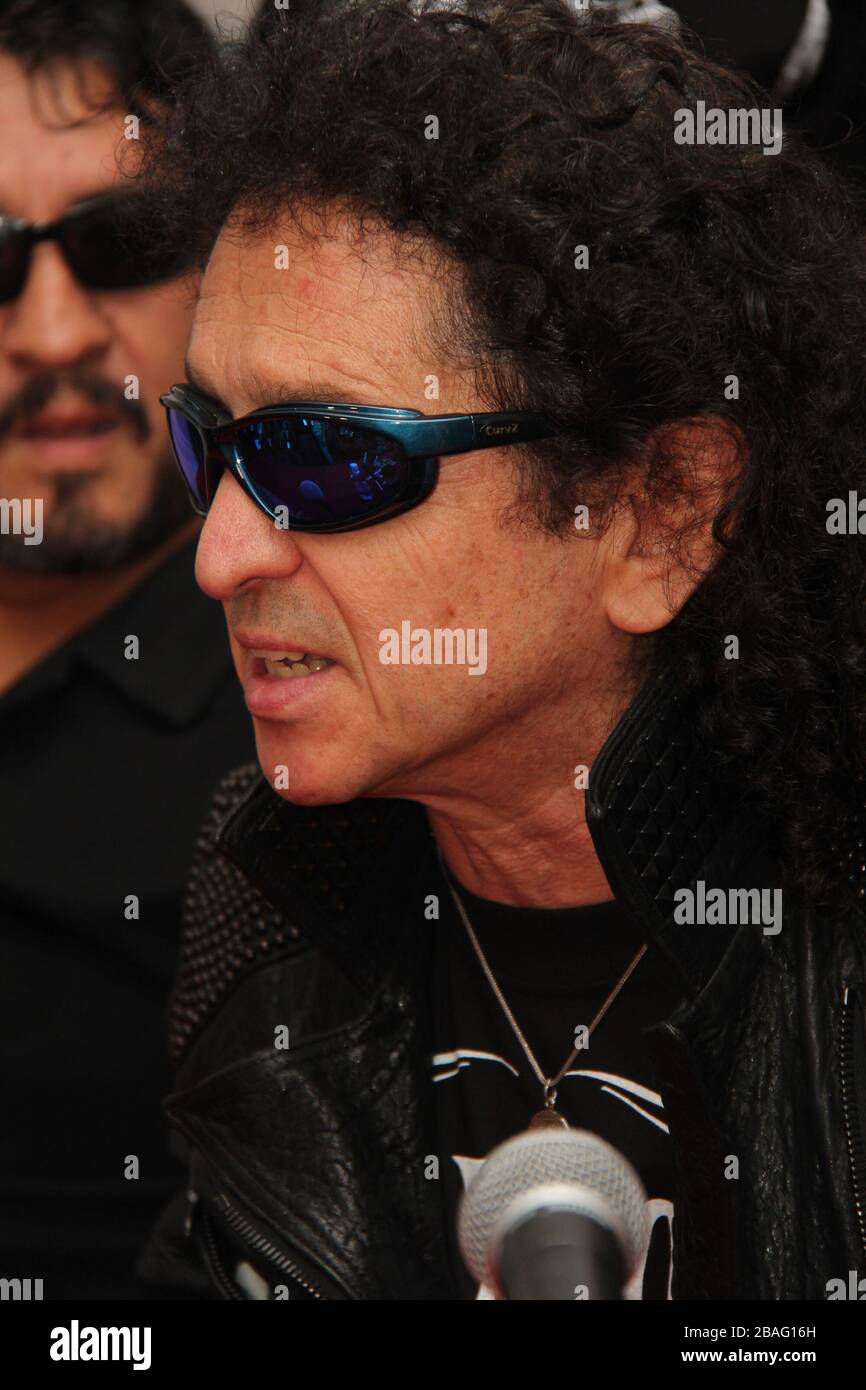 Alex Lora del grupo mexicano de rock el TRI durante su rueda de prensa ...