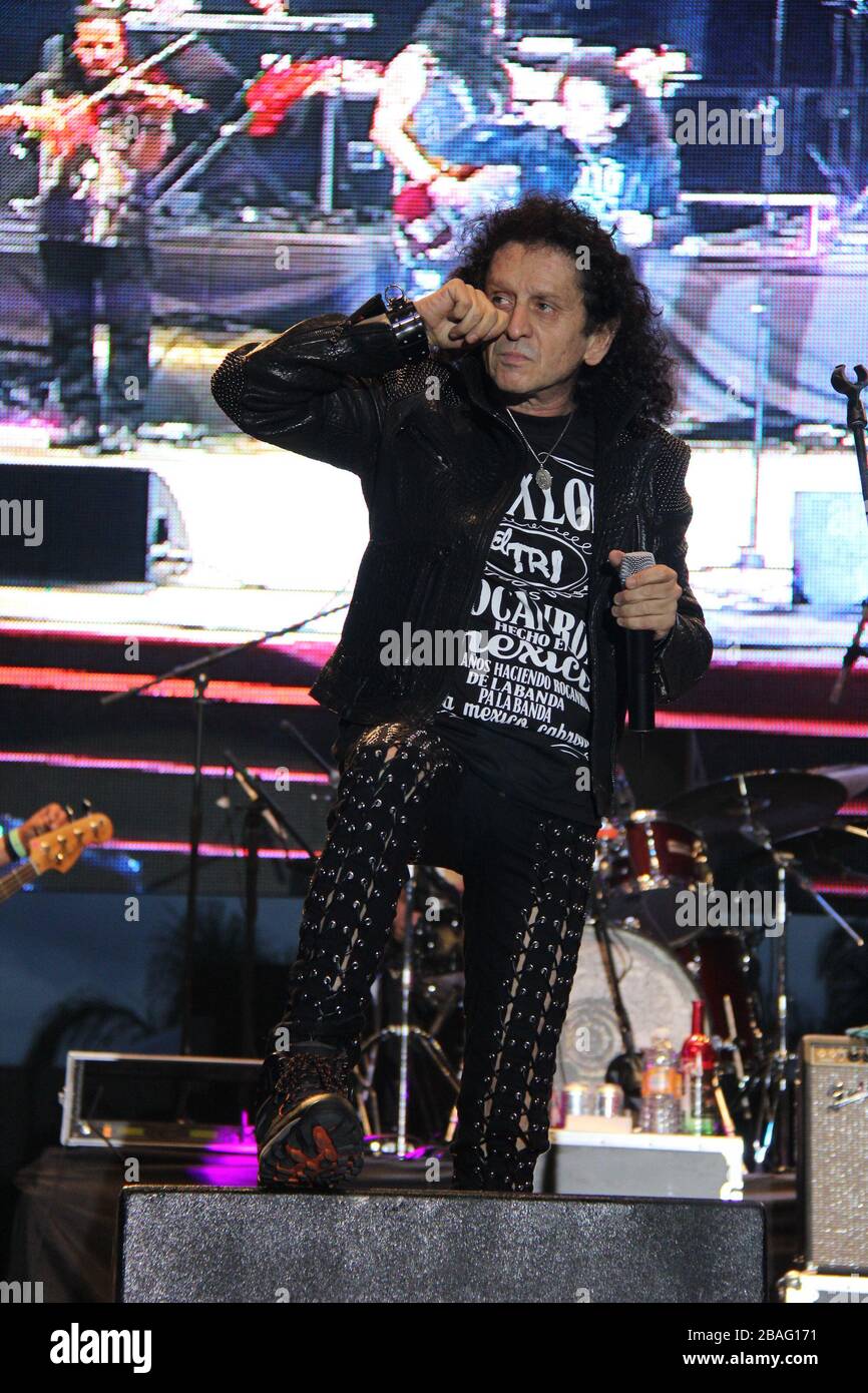 Alex Lora del grupo mexicano de rock el TRI durante su concierto en el ...