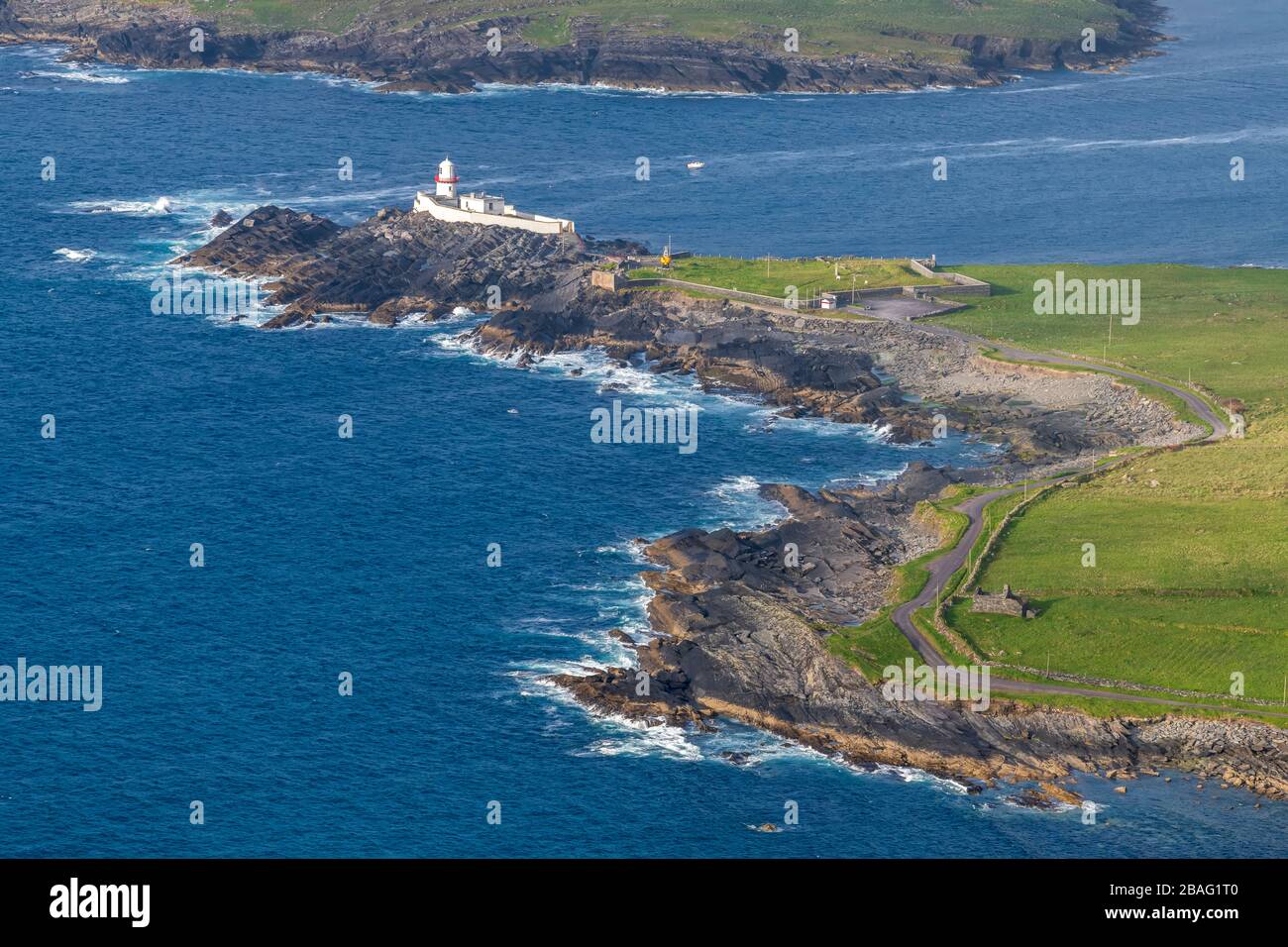 Beautiful view of Valentia Island Lighthouse at Cromwell Point ...