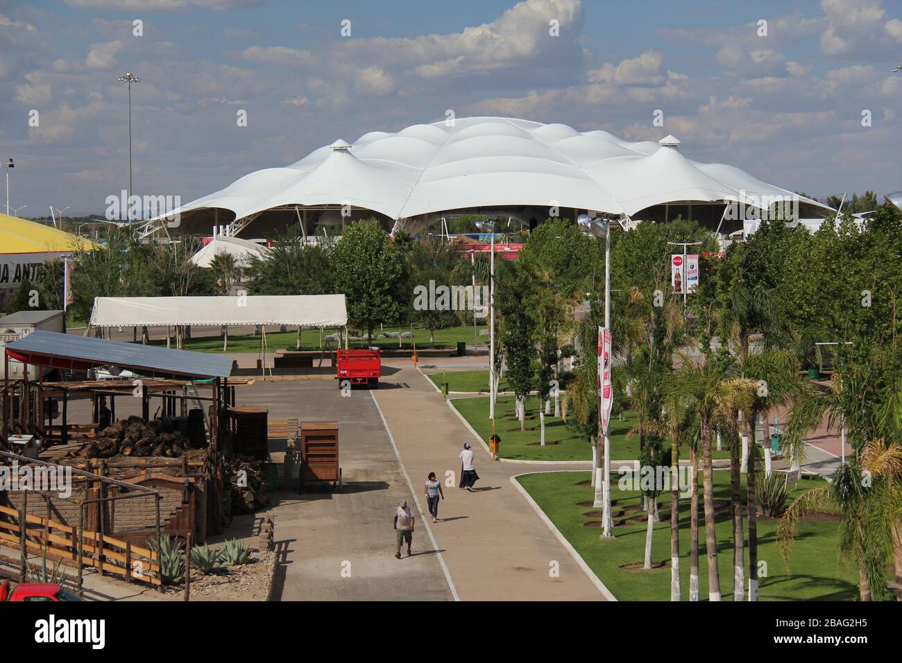 Trajes típicos de mexico hi-res stock photography and images - Alamy