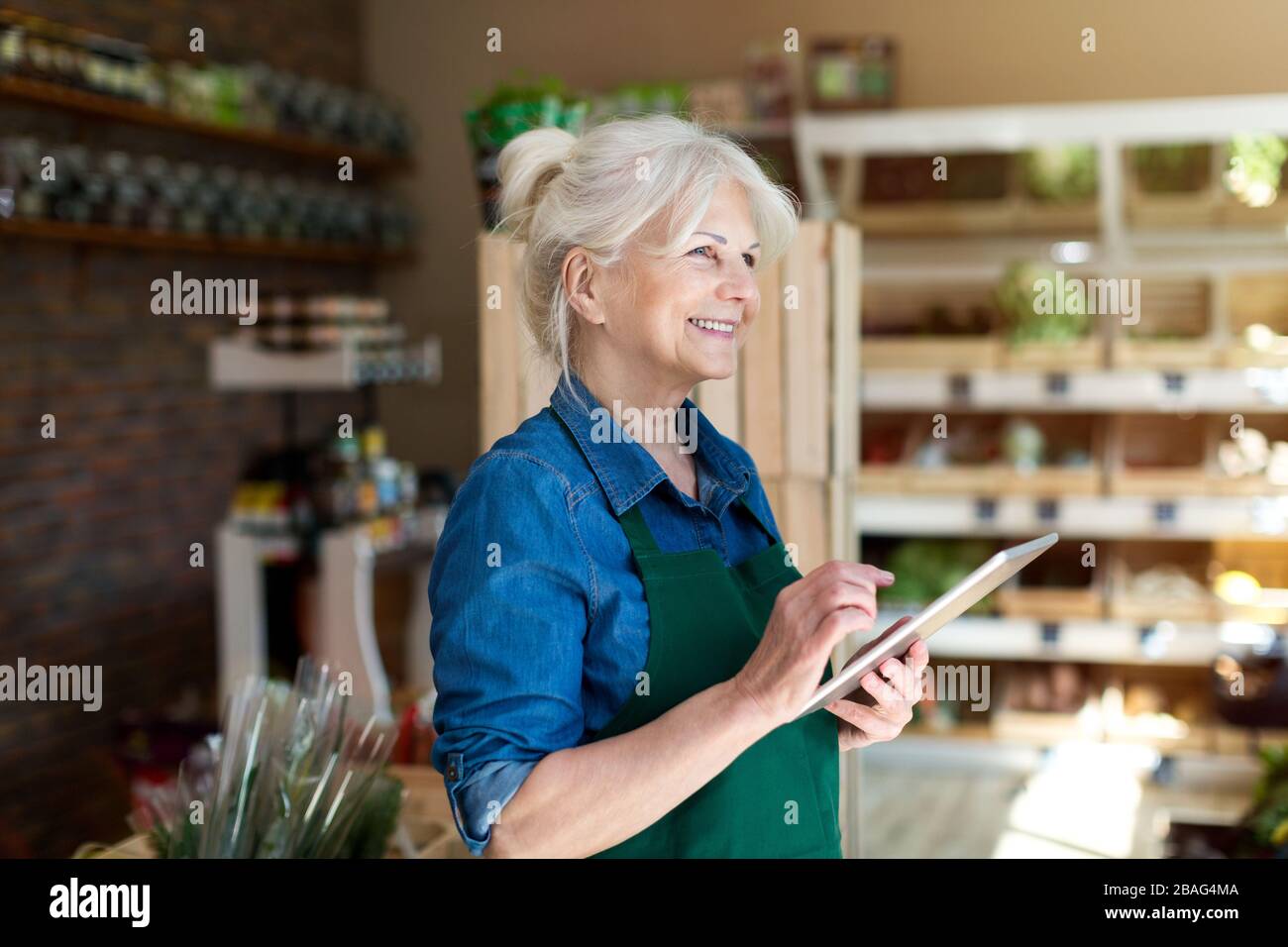 Woman grocery shopping mature hi-res stock photography and images - Alamy