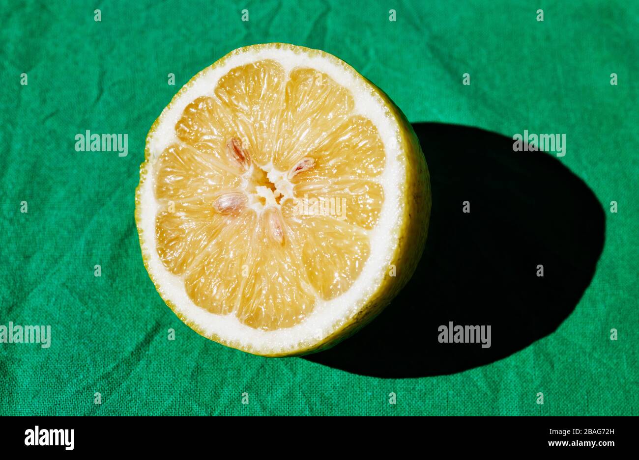 Beautiful sliced lemon on green cloth, light and shadow ,studio shot ...