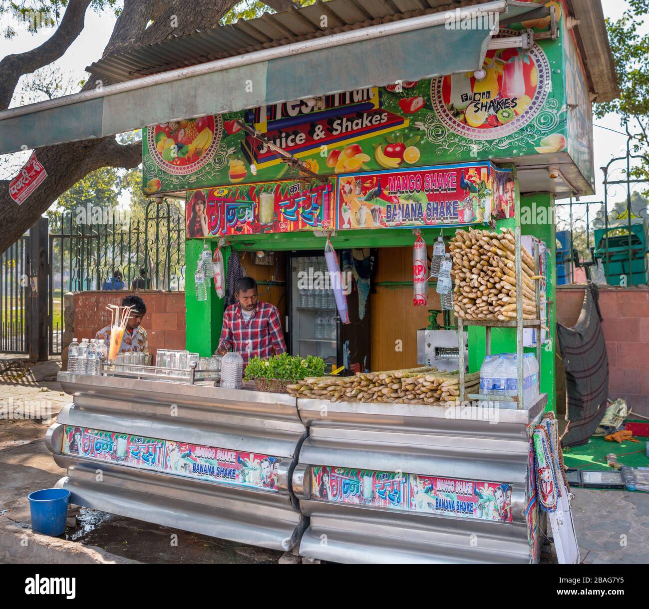 Juice stall hi-res stock photography and images - Alamy