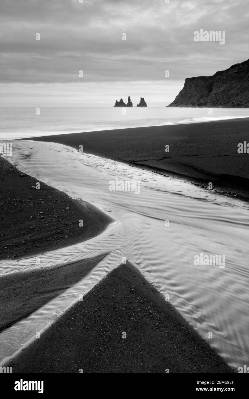 Reynisfjara sea stacks hi-res stock photography and images - Alamy