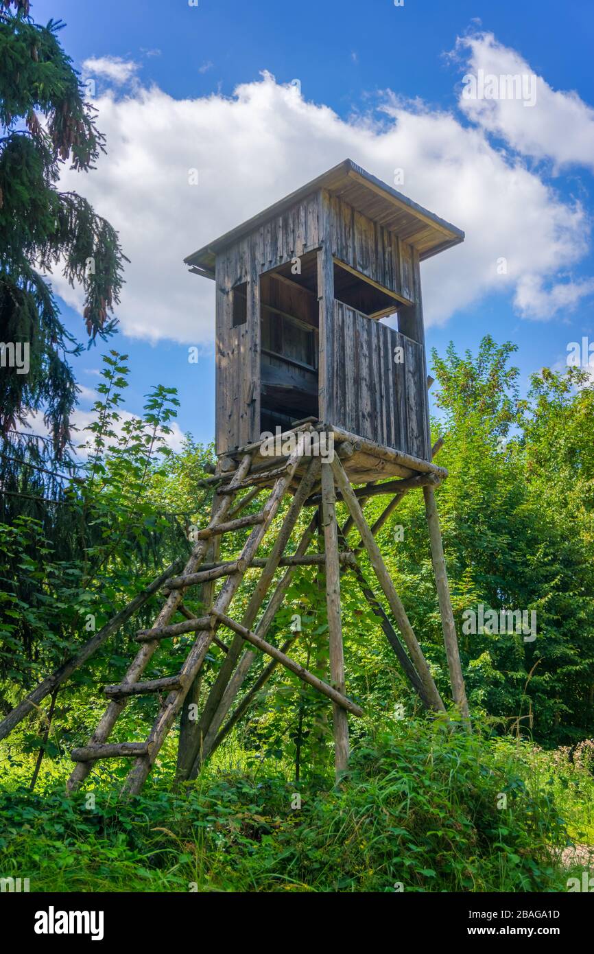 Hunters stand hi-res stock photography and images - Alamy