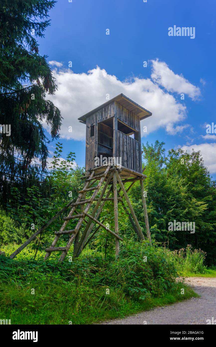 Hunters stand hi-res stock photography and images - Alamy