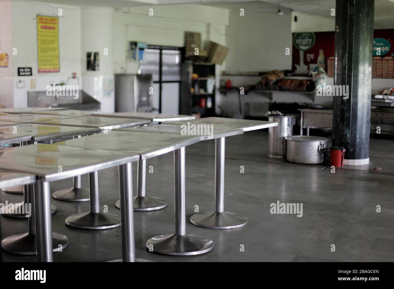 Empty restaurants hi-res stock photography and images - Alamy