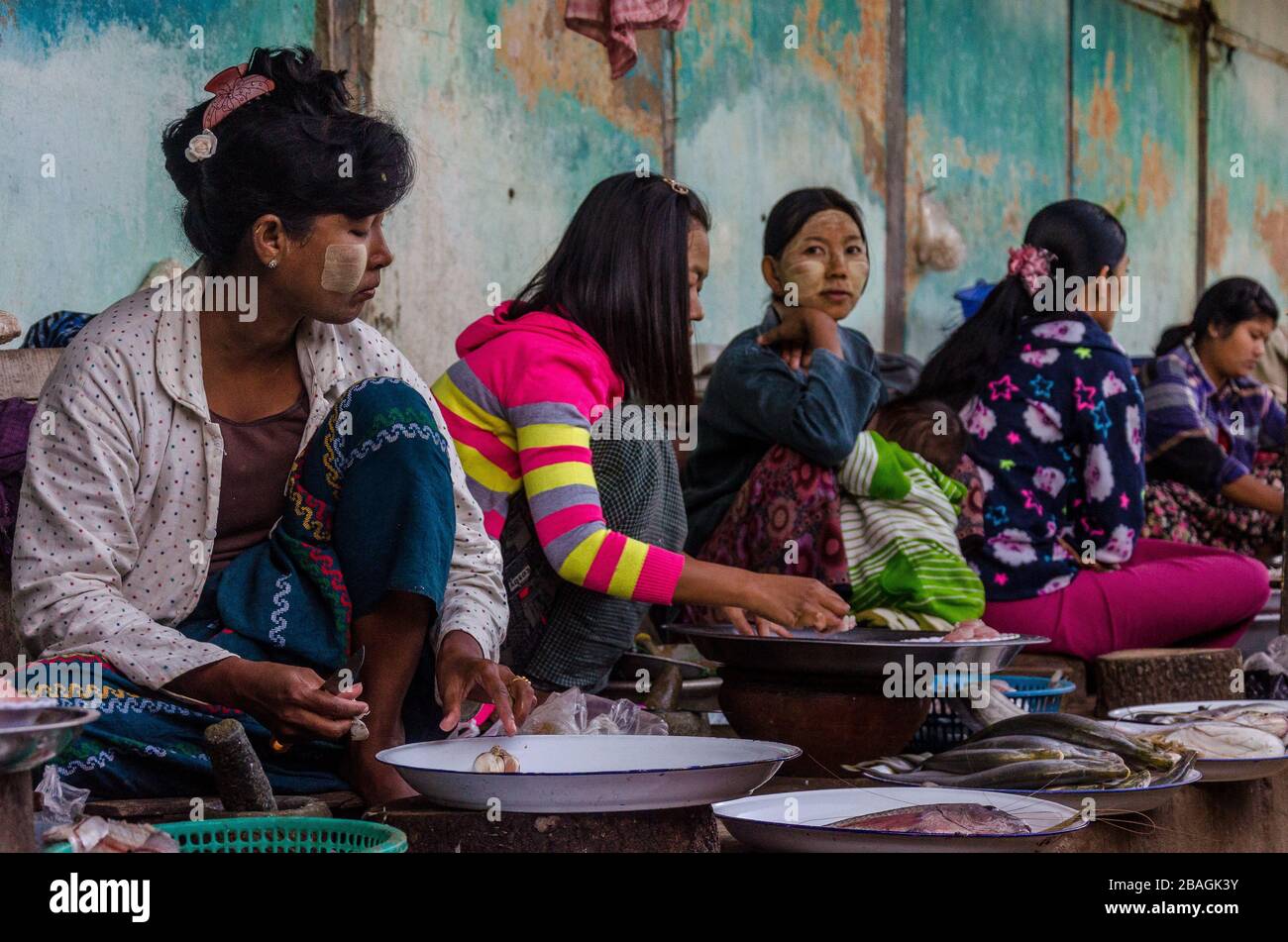 Myanmar women hi-res stock photography and images - Alamy