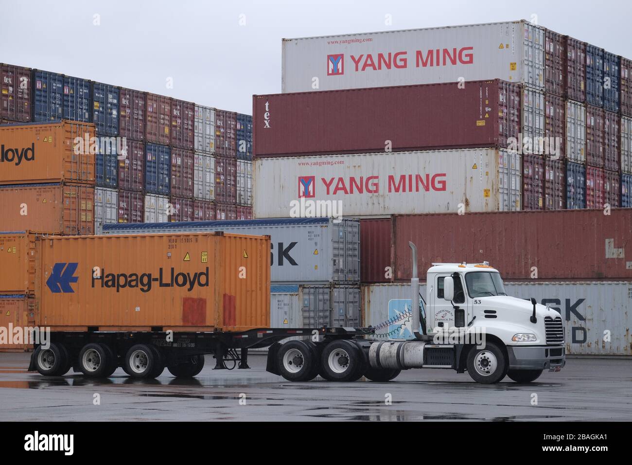 Yang ming shipping containers hi-res stock photography and images - Alamy