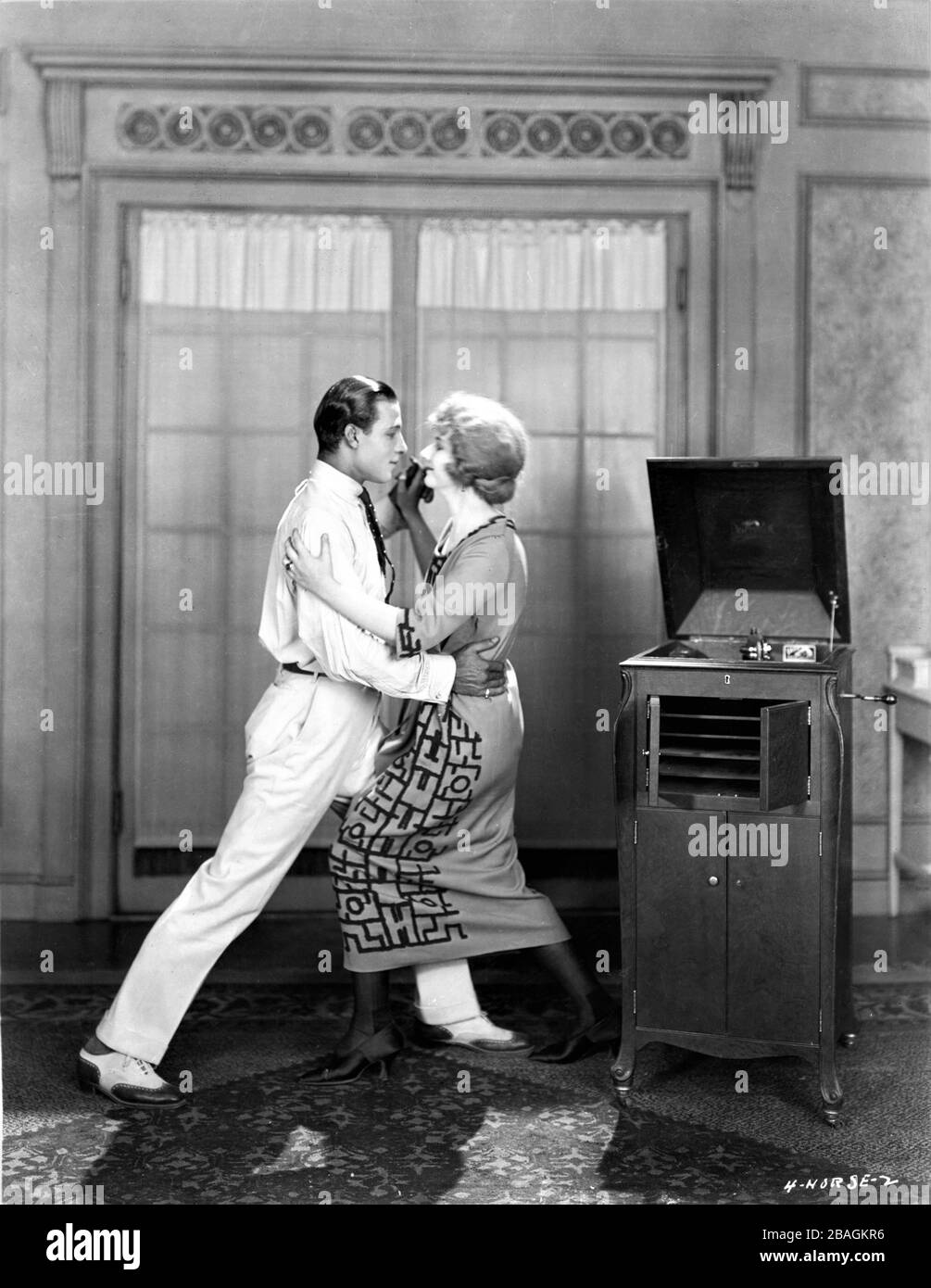 RUDOLPH VALENTINO and ALICE TERRY dance the tango on set candid ...