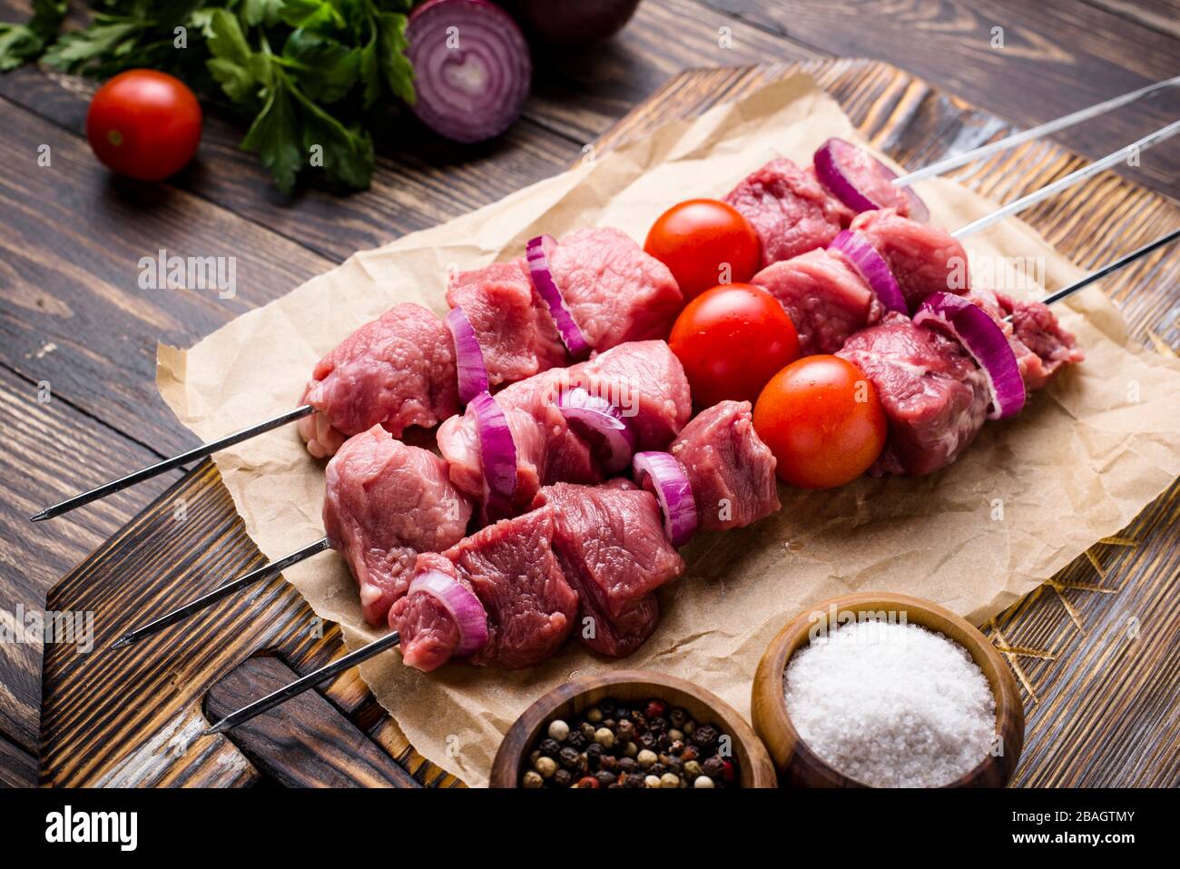 Raw shish kebab skewers with tomatoes Stock Photo - Alamy