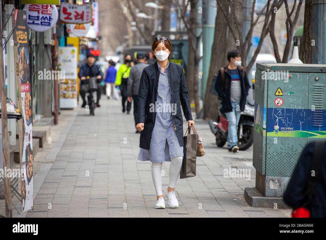 Person wearing a mask walking hi-res stock photography and images - Alamy