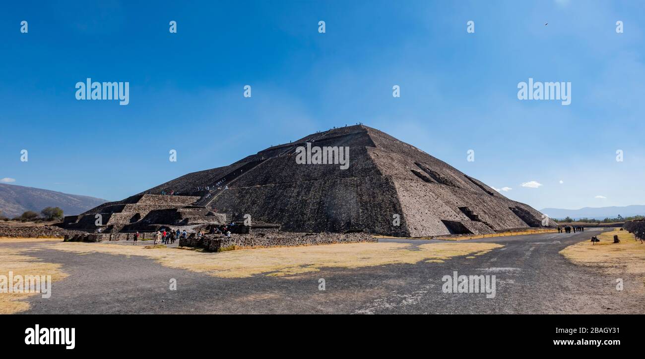 Sunny view of the famous Pyramid of the Sun at Teotihuacan, Mexico ...