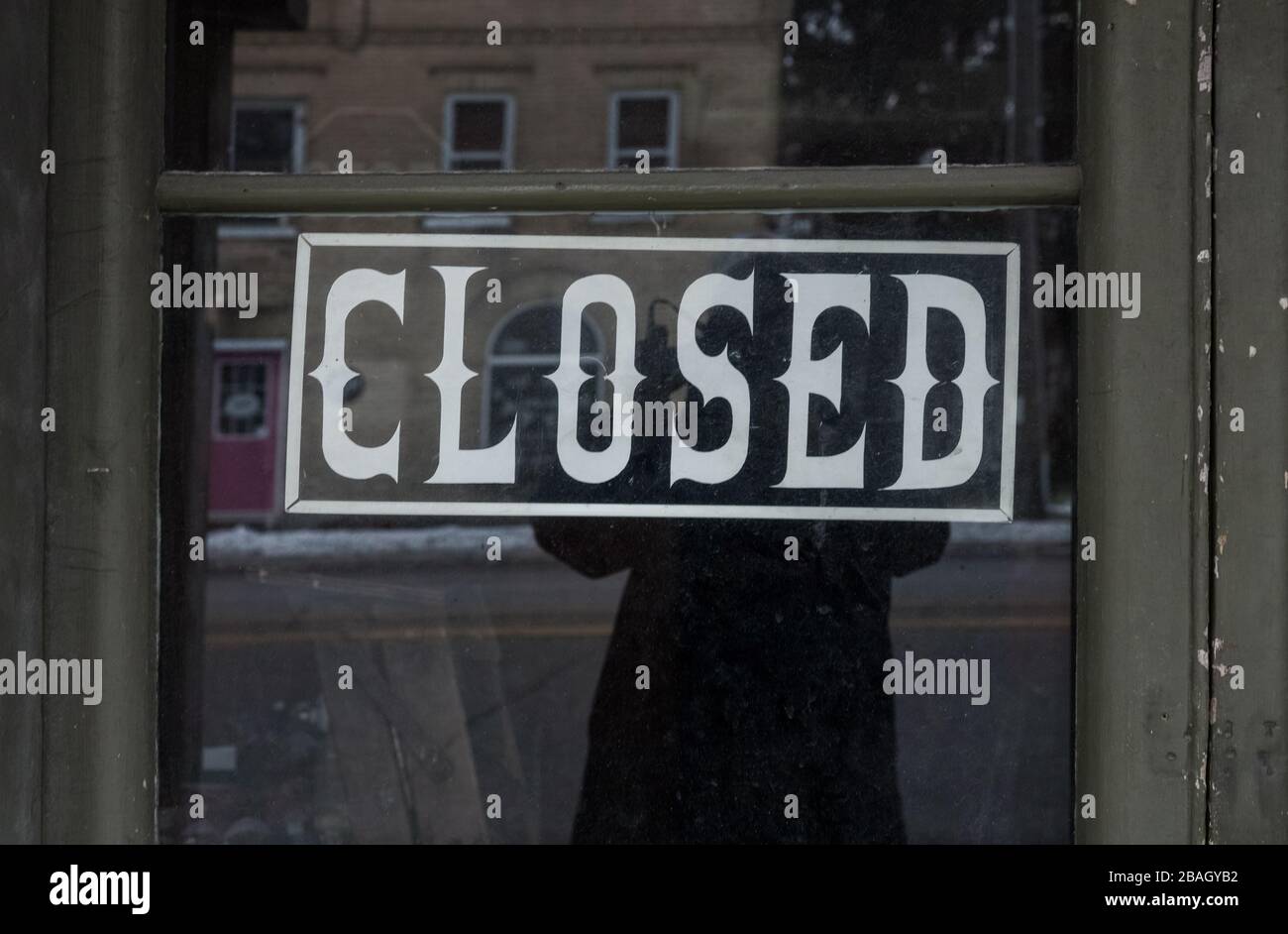 "Closed" sign behind window Stock Photo - Alamy