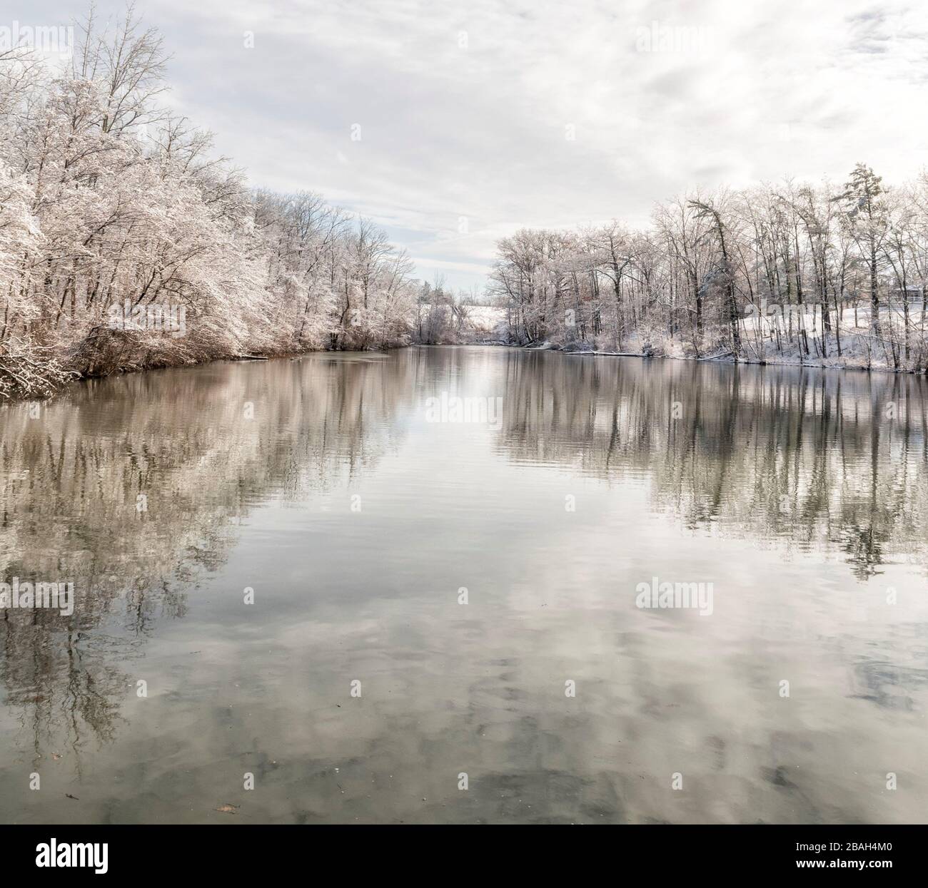 Beautiful winter lake scene hi-res stock photography and images - Alamy