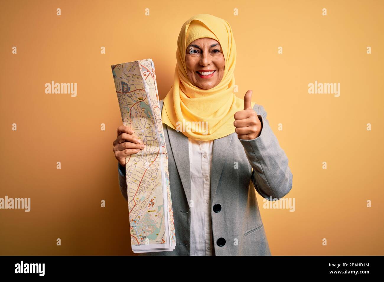 Middle age brunette tourist woman wearing traditional muslim hijab ...