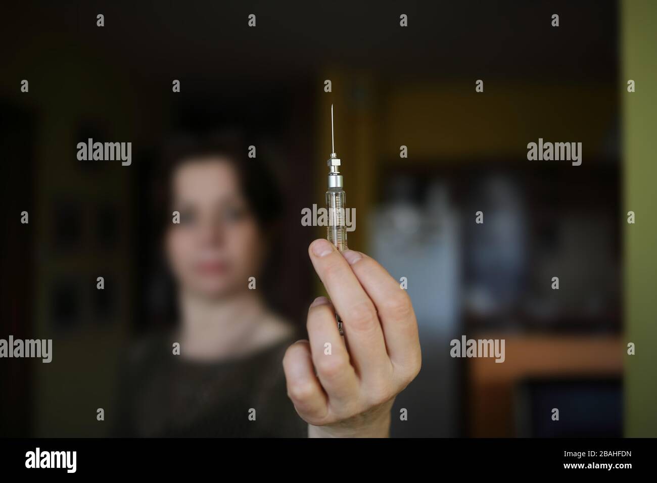 syringe in woman's hand Stock Photo - Alamy