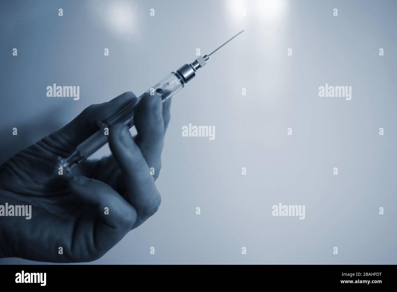syringe in hand Stock Photo - Alamy