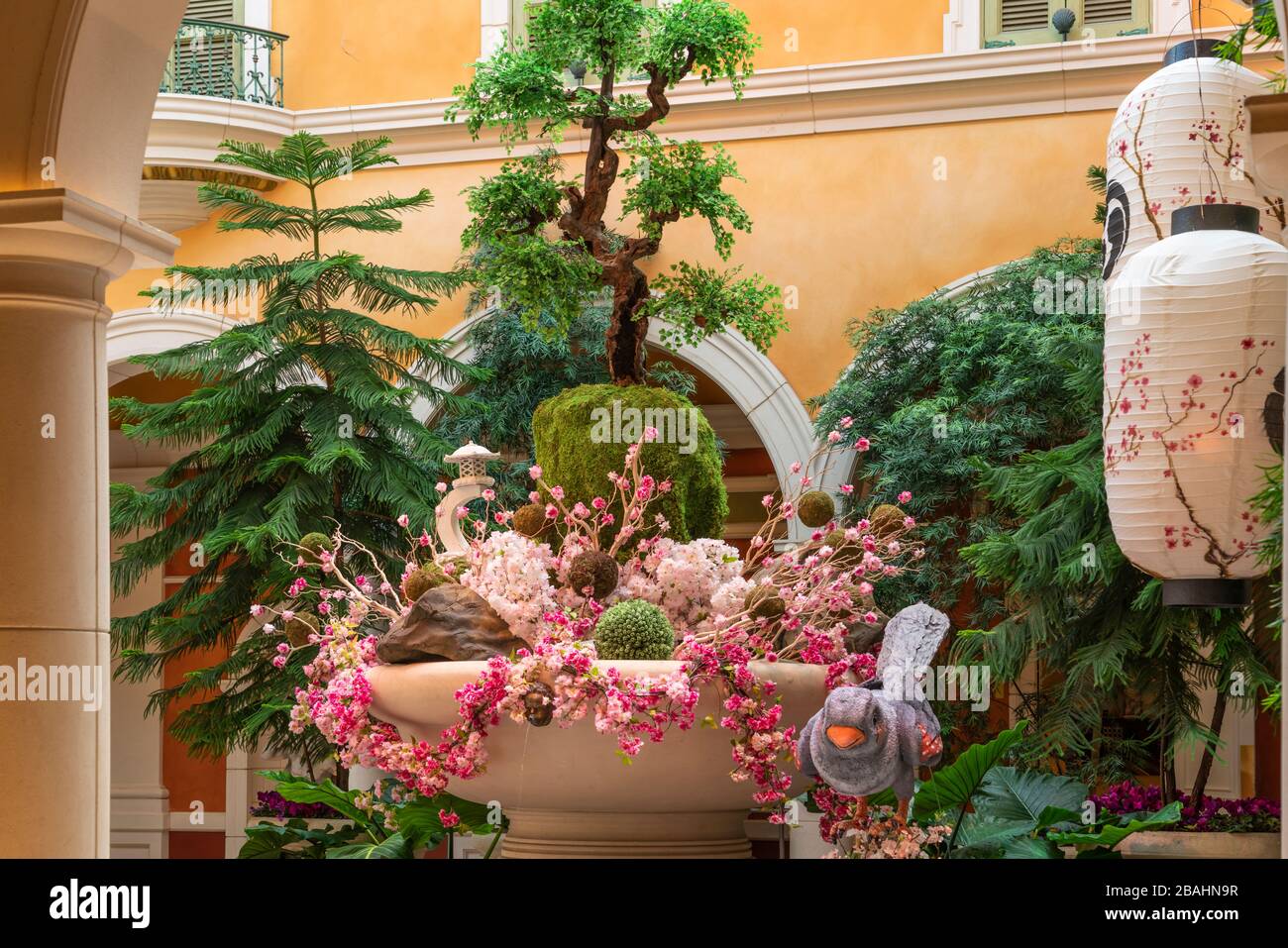 The indoor Conservatory & Botanical Gardens at the Bellagio Hotel and ...