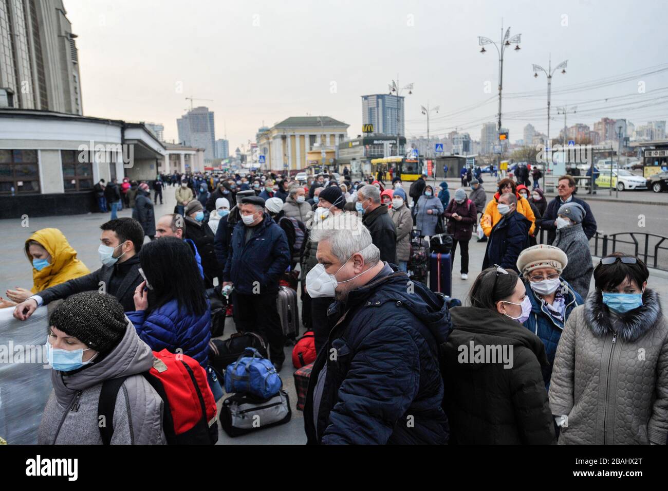 Kiev, Ukraine. 27th Mar, 2020. Russian citizens wearing face masks as a ...
