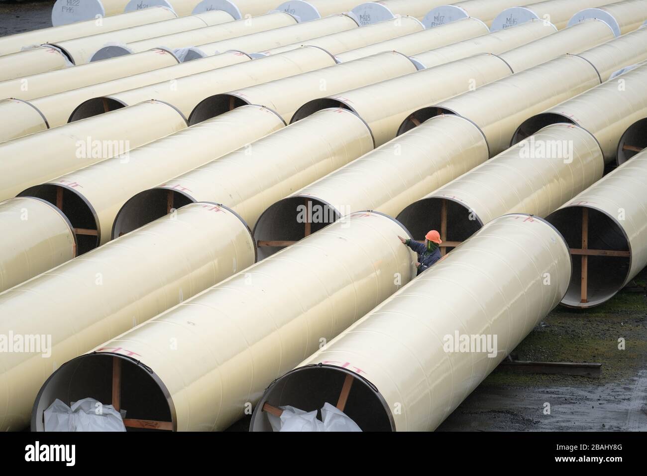 Portland, USA. 27th Mar, 2020. A worker labels large diameter high ...