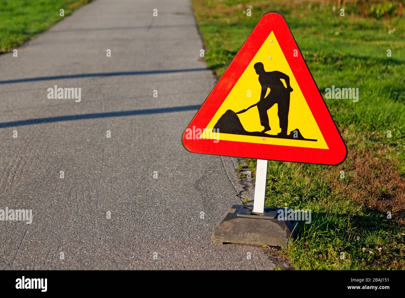 traffic sign depicting man working with roads Stock Photo - Alamy