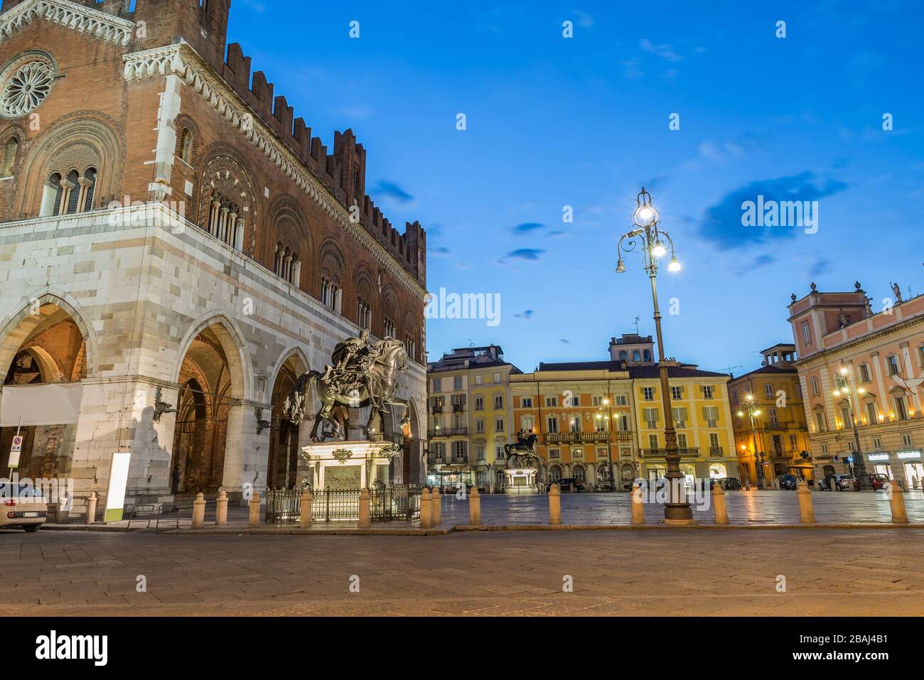 Medieval italian city hi-res stock photography and images - Alamy