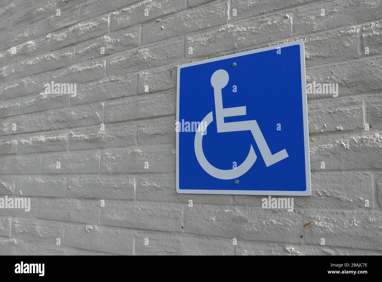 Handicap parking warning sign hi-res stock photography and images - Alamy