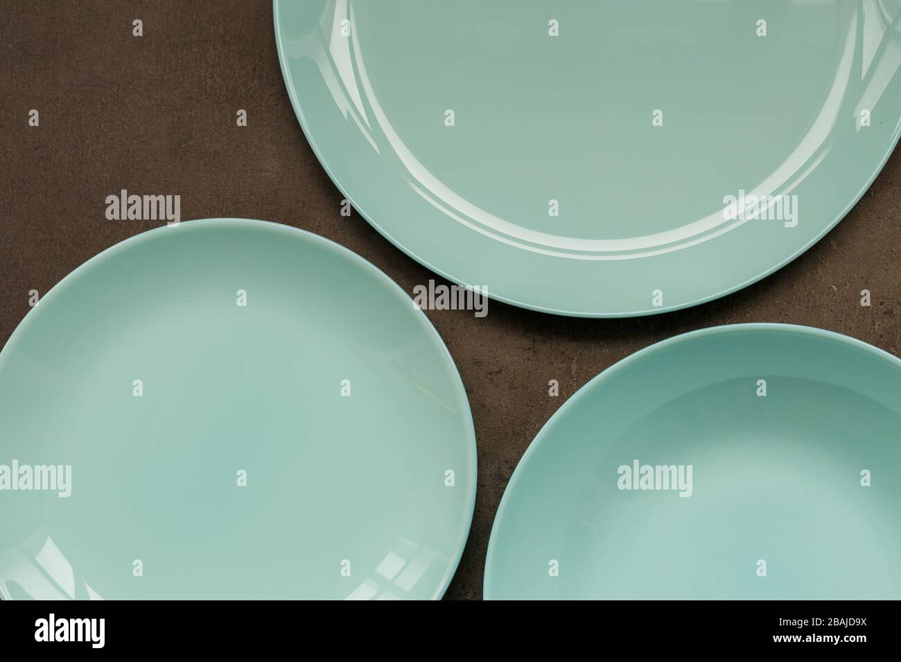 White plates different sizes hi-res stock photography and images - Alamy