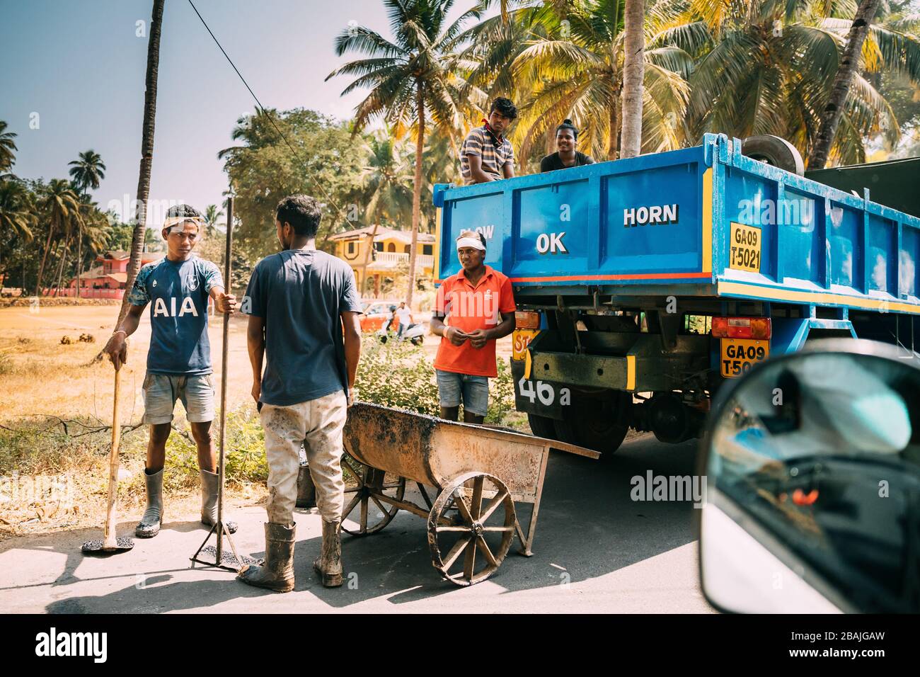 Indian road construction workers hi-res stock photography and images ...
