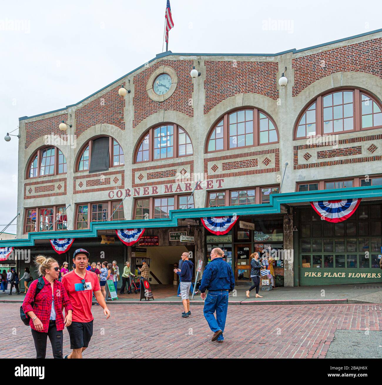 Corner market building hi-res stock photography and images - Alamy