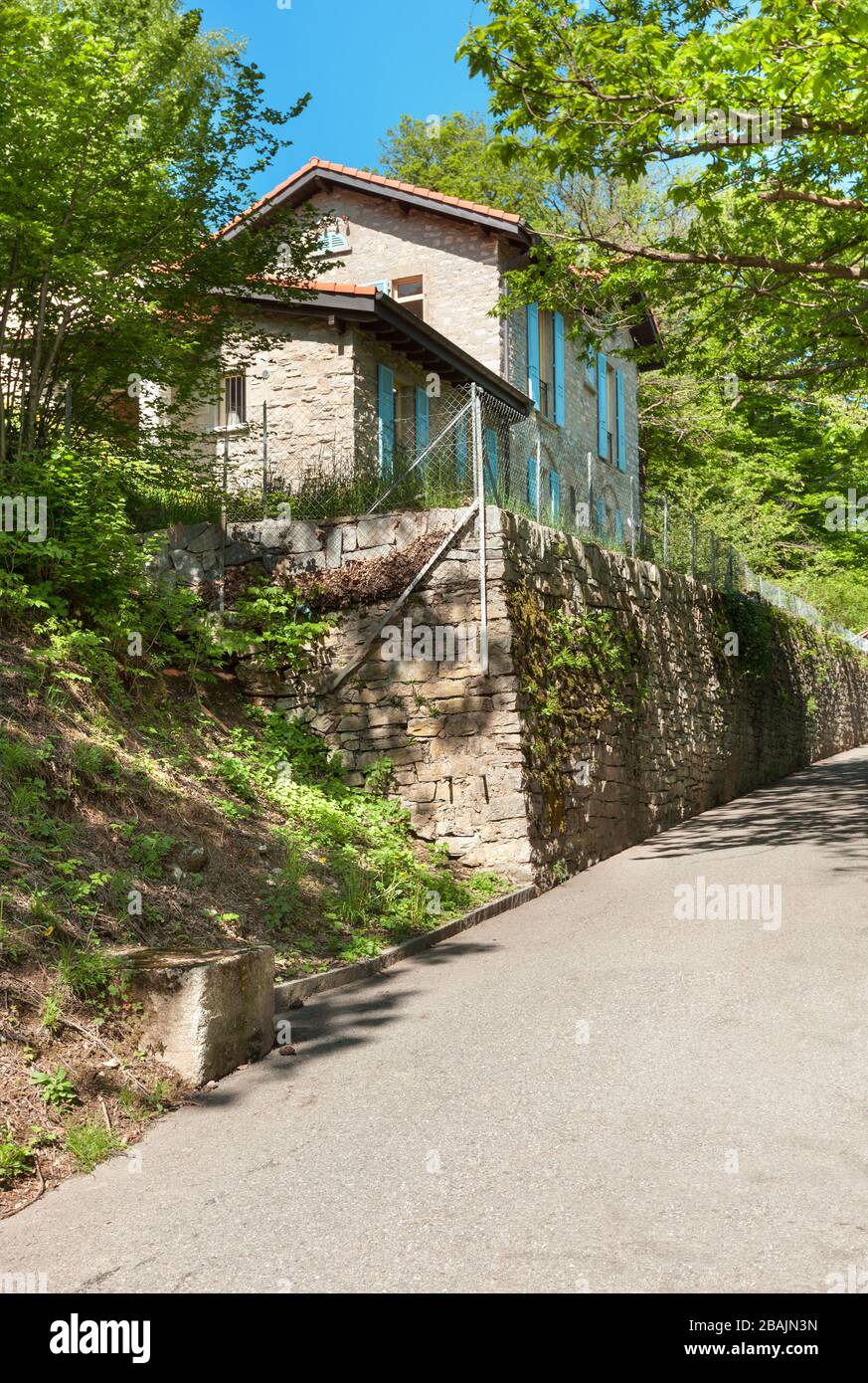 Cottage window view out hi-res stock photography and images - Alamy