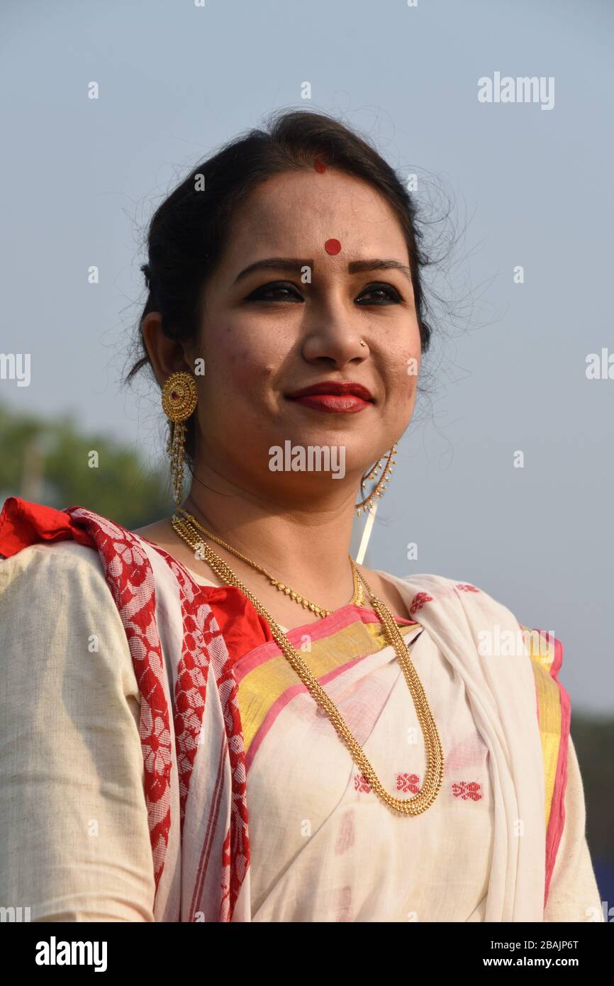 Bengali traditional attire hi-res stock photography and images - Alamy