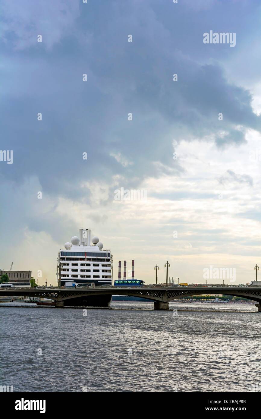 English embankment hi-res stock photography and images - Alamy