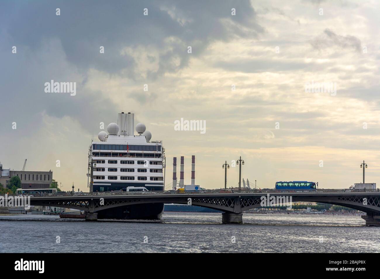 English embankment hi-res stock photography and images - Alamy